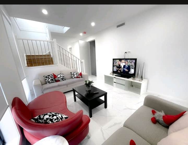 Luxury New 5 Bedroom 3 Bathroom+ Study/ Back Yd - Blacktown