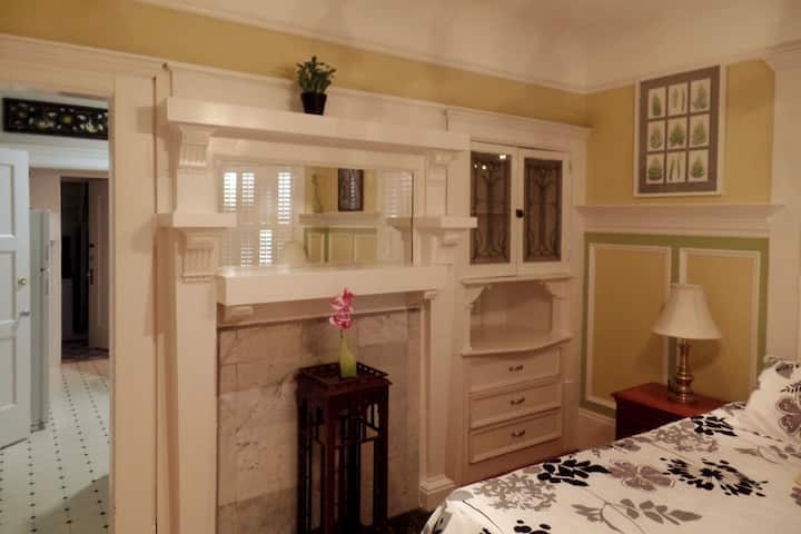 # Charming & Spacious Elmwood Studio # - Berkeley