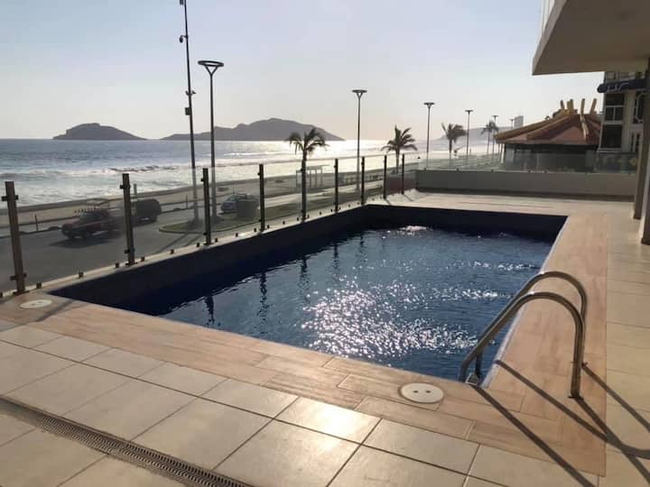 Frente A La Playa En Medio Del Malecón - Mazatlán