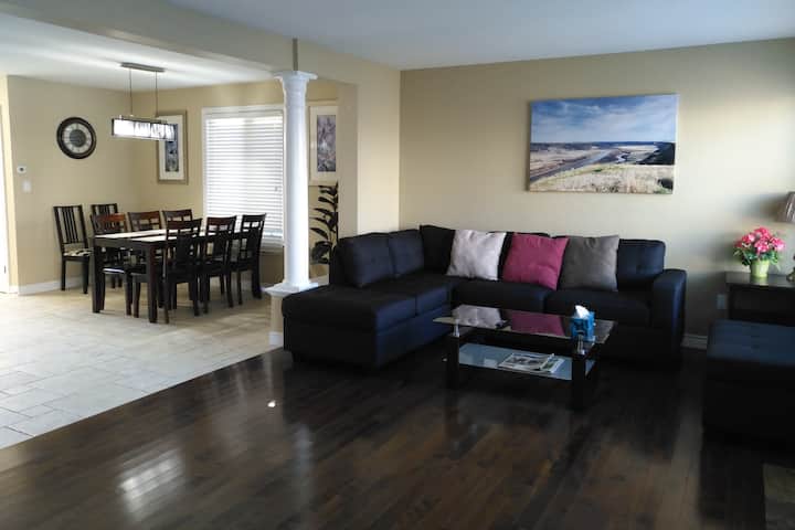 Spacious Cozy House Hosting 6 Guests Beside Park - London, Ontario