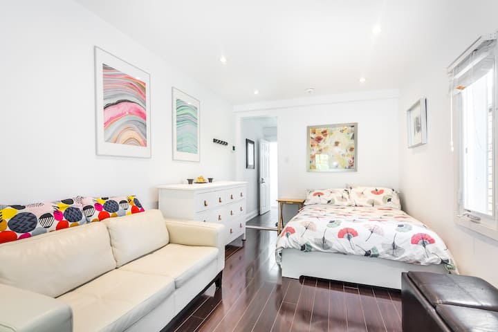 Studio Apt (C)  Central/east By Woodbine Subway - Toronto
