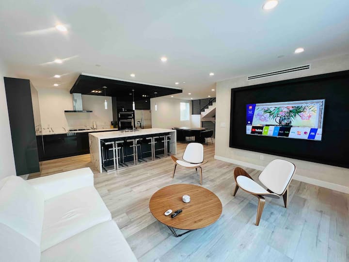 *New* Luxurious La Home (Rooftop Views, Outdoor Tv - Los Angeles, CA