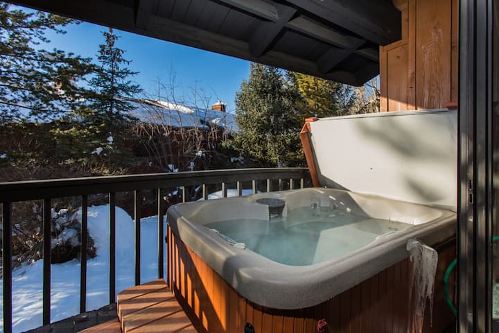 A/c, Pool, Private Hot Tub, 3-levels, Renovated, On Free City Bus Route - Steamboat Springs