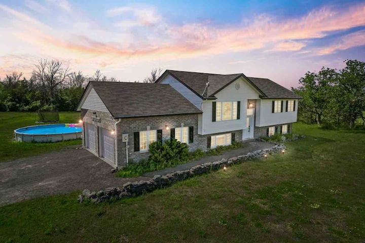 Welcome To The Fairview! Arcade, Hot Tub, And Pool - Prince Edward