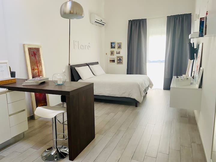 Art Design With Parking Facilities - Floransa