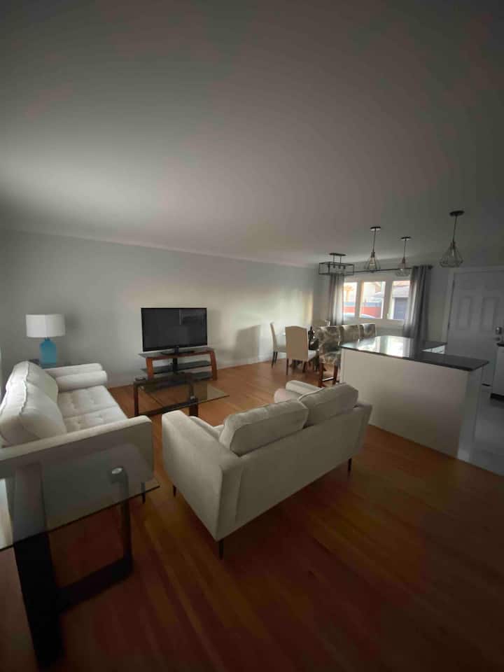 Stylish & Spacious 3 Br~close To Battery Plant - Windsor