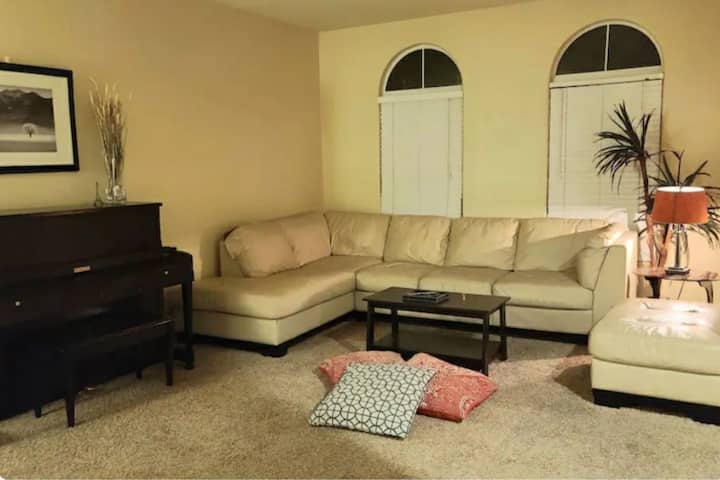 12mins Downtown, 16mins Strip, 86" Tv, Pool Table. - North Las Vegas, NV