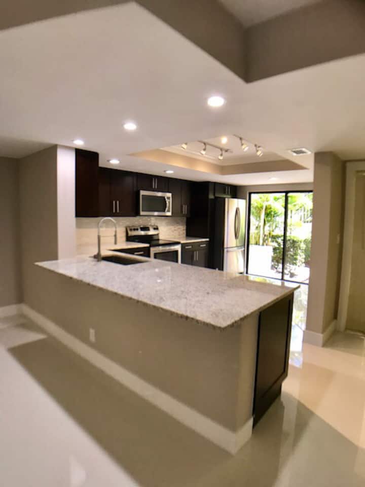 Newly Renovated Modern Apartment Near Beach - Boca Raton, FL