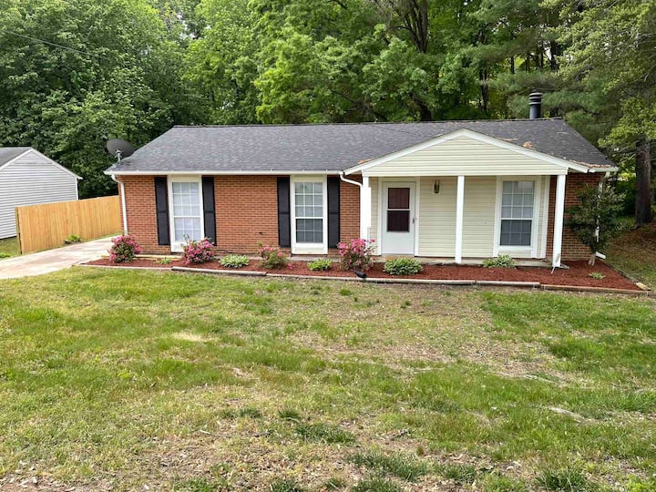 Greensboro's Hidden Gem 3bd/1.5bth Cozy Clean Home - Greensboro, NC