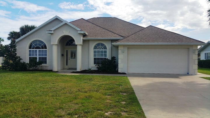 Beautiful Home < A Block From The Beach. - Ormond Beach, FL