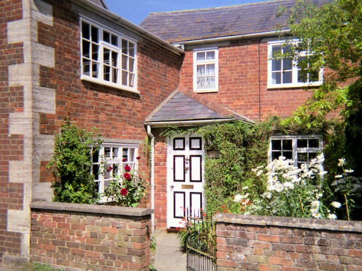 Picturesque Village 12 Miles From City Of Bath - Wiltshire