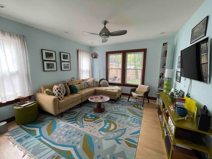 Stylish Home Near Michigan Stadium For 4 Guests - Ann Arbor, MI