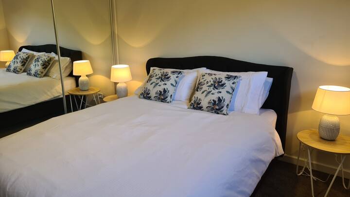 Queen Bedroom Near City. Netflix, Wifi, A/c. Desk. - 애들레이드