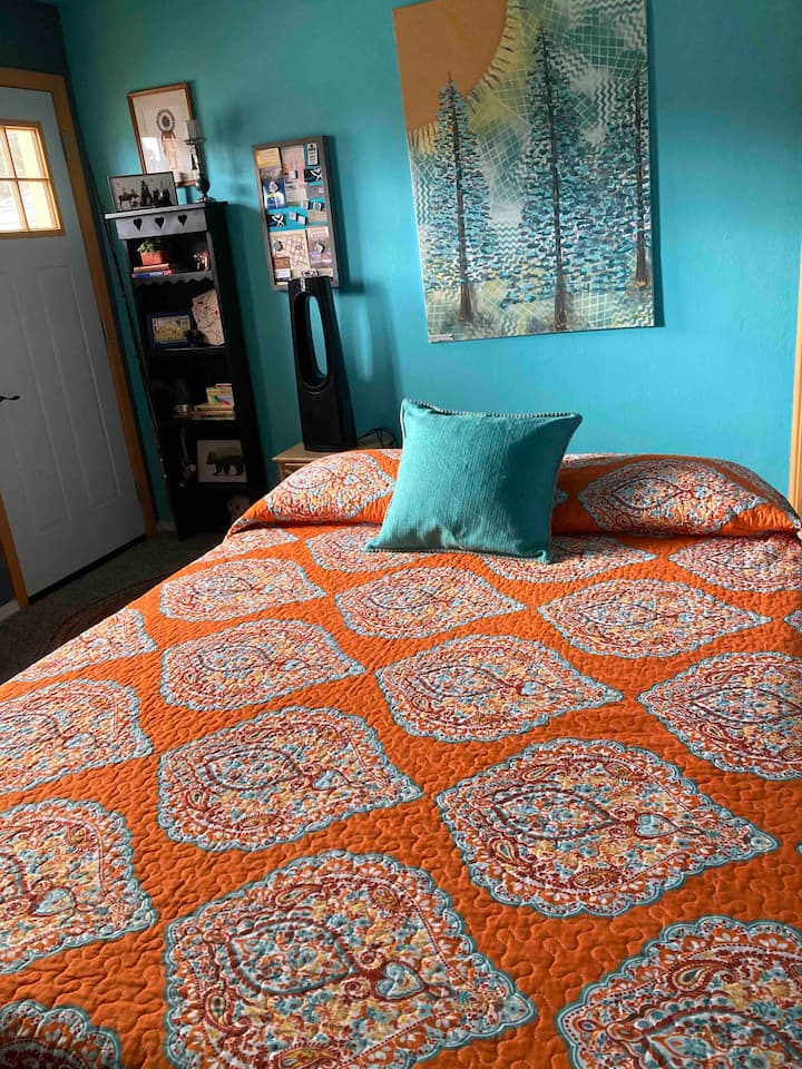 Blue Spruce Room! Small Private Room, Bathroom! - Flagstaff, AZ