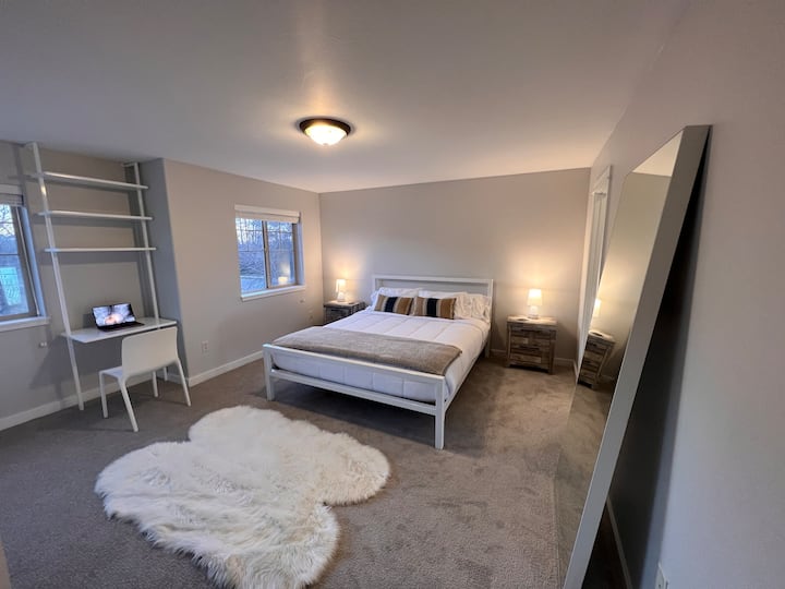 Private Suite / Cali King Bed / Beautiful Bozeman - Bozeman, MT