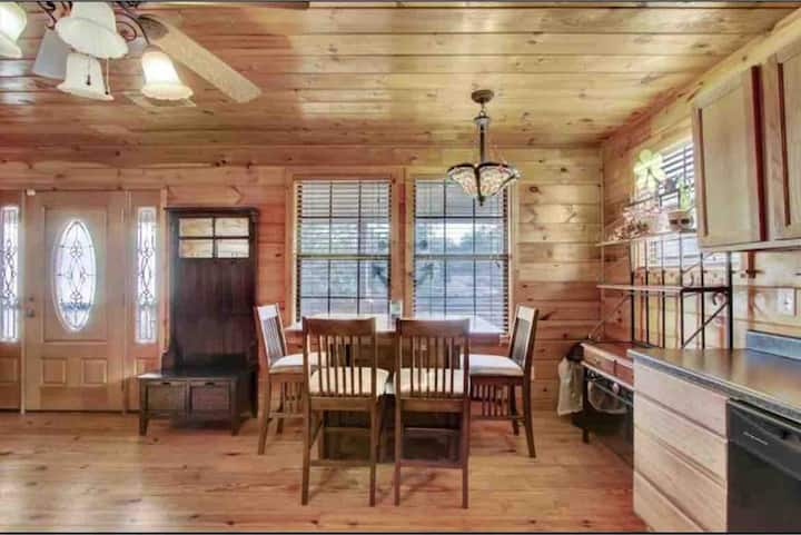 Chamber’s Cozy Cabin - Hot Springs, AR