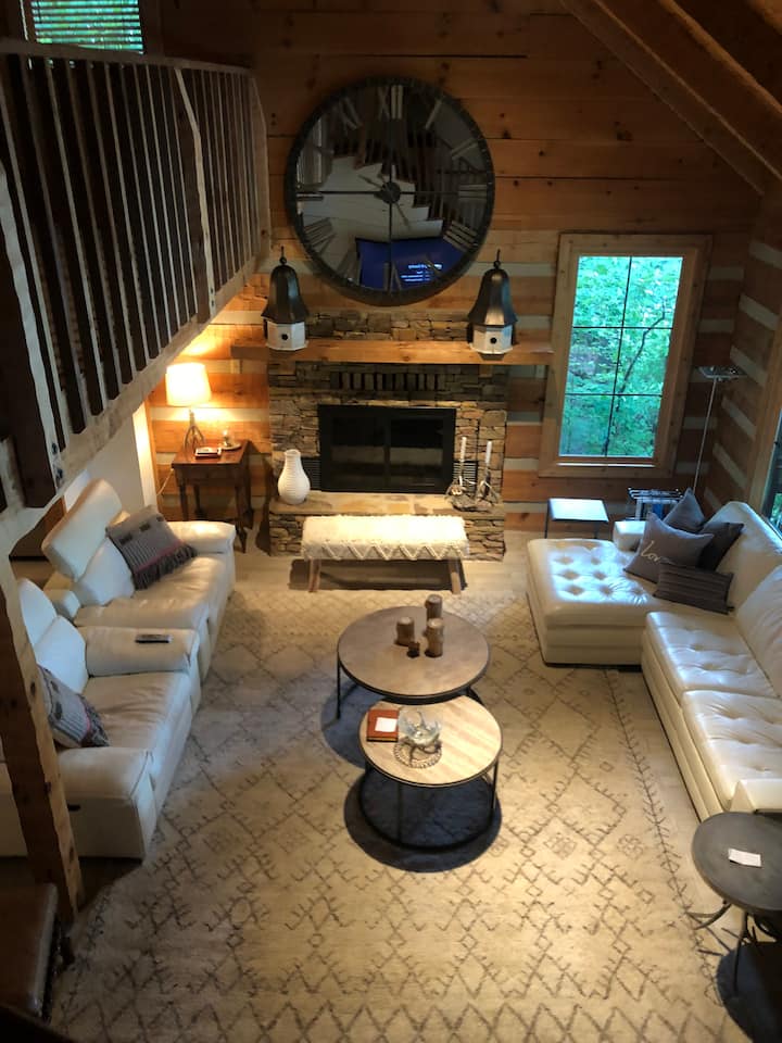 A Fairy Tale Log Cabin On Melton Hill Lake. - Oak Ridge, TN