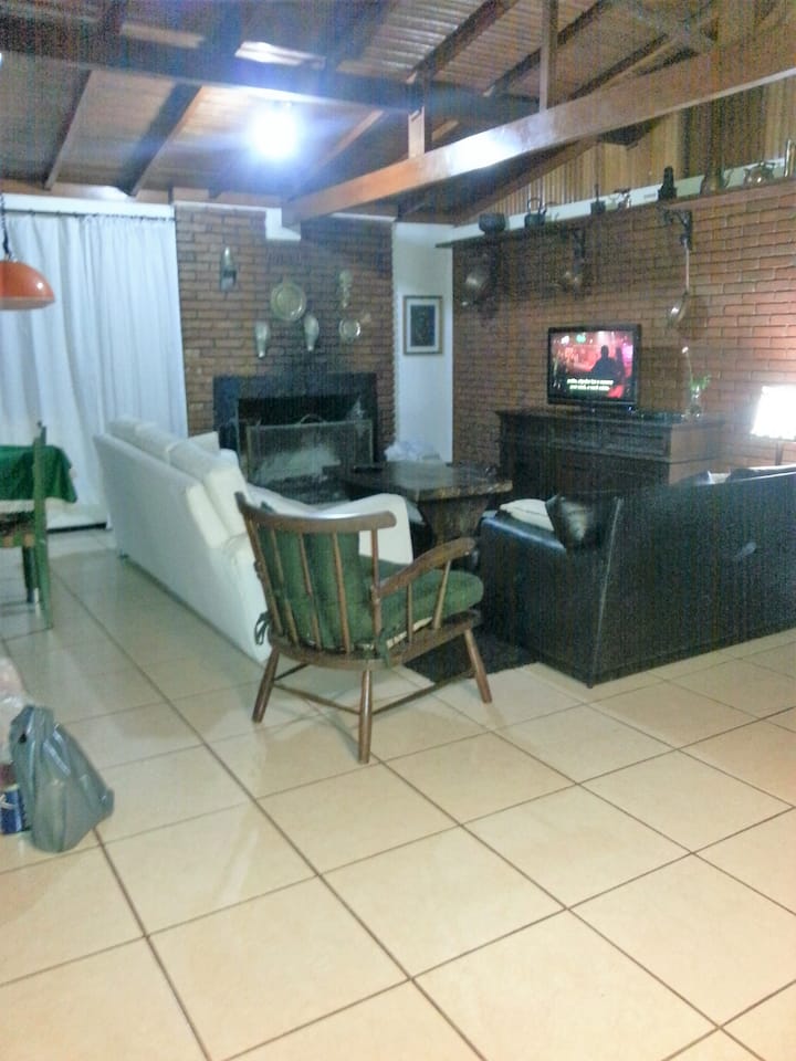 Casa + 2 Chalés Wifi  Capivari-14 Pessoas - Campos do Jordão