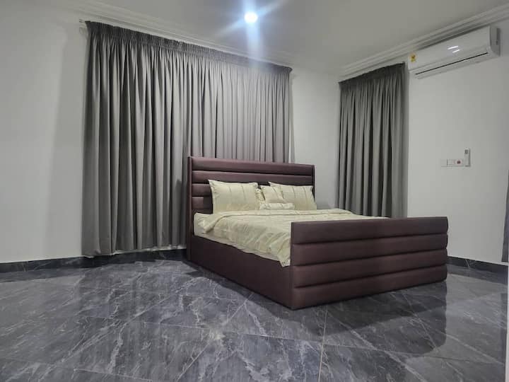 Luxury 5-bedroom With Pool At Airport Residential - Accra