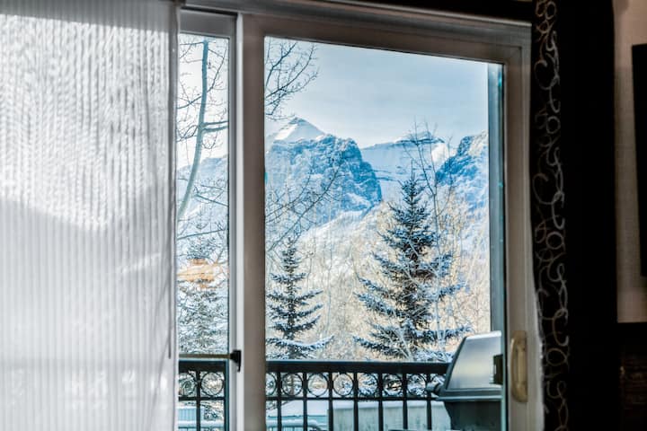 Experience Rockies | Stunning Condo| Mountain View - Canmore
