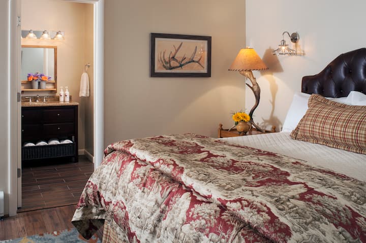 Elk Creek Room - Antlers On The Creek Bed & Breakfast - Durango, CO