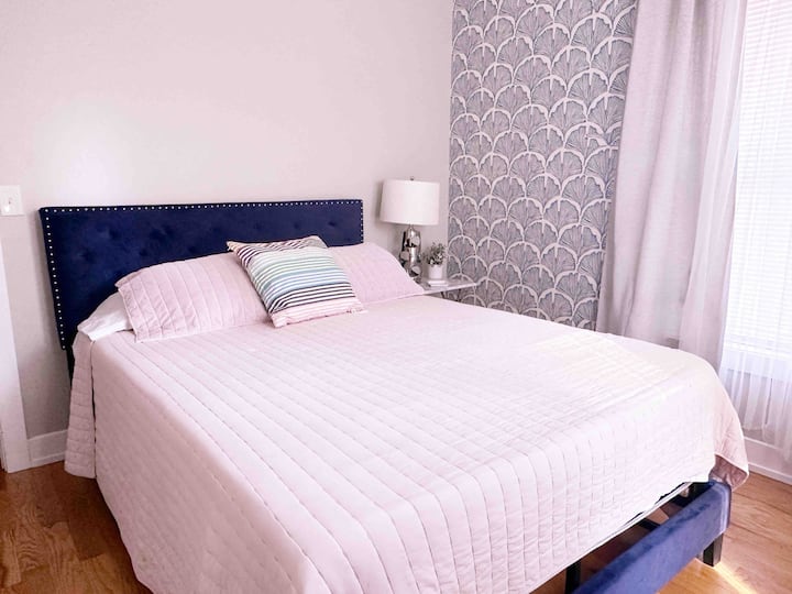 Feel Like Home In This Cute 1b Steps From Wrigley - Chicago, IL