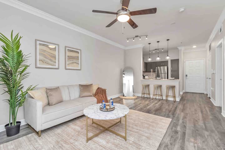 Stylish Retreat Near Nrg • Pool • Fast Wi-fi - Houston, TX