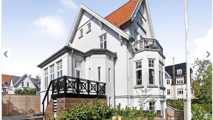Villalejlighed På Trøjborg - Lige Overfor Skoven. - Aarhus