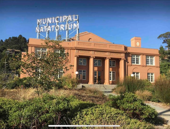 Entire Stylish Apartment In Historic Pt. Richmond - El Cerrito, CA