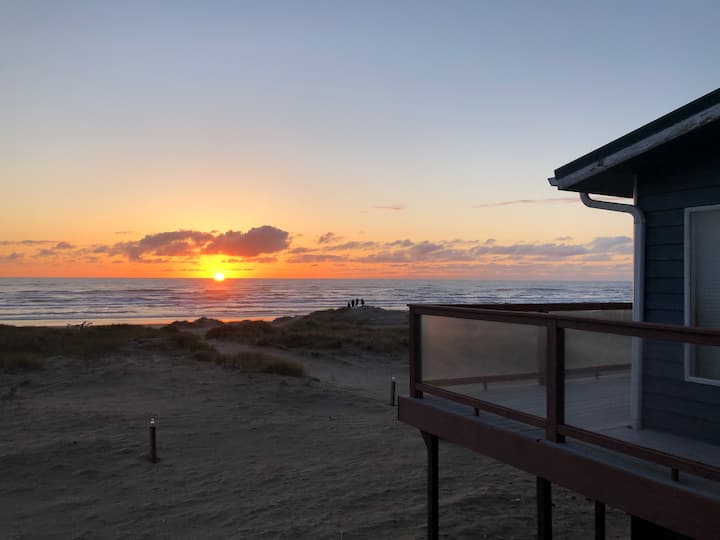 The Whale, Sleeps 8.  3600 Sq. Ft, Ocean Front. - Waldport, OR