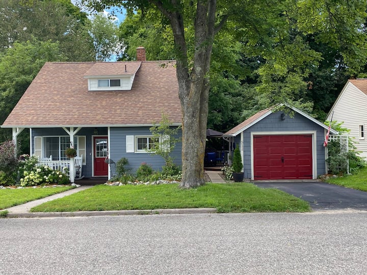 Quaint East Jordan Cottage Near Boathouse Venue! - East Jordan, MI