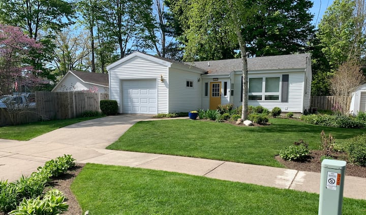 Sunflower Summerhouse - Saugatuck, MI