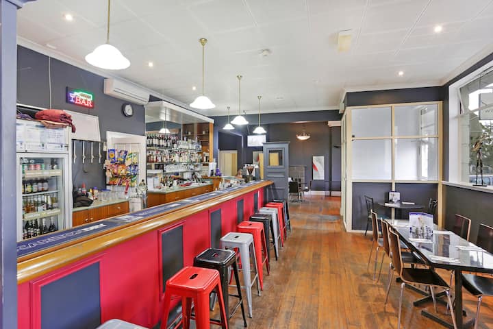 Wheatsheaf Hotel  -M - Terang