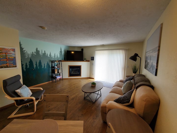 Newly Updated 2 Bedroom Townhome With Fireplace - East Bay Township