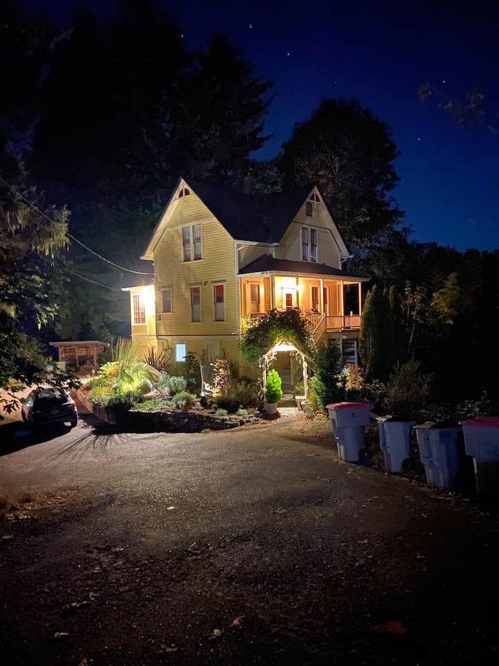 Victorian Farmhouse With A View - Astoria, OR