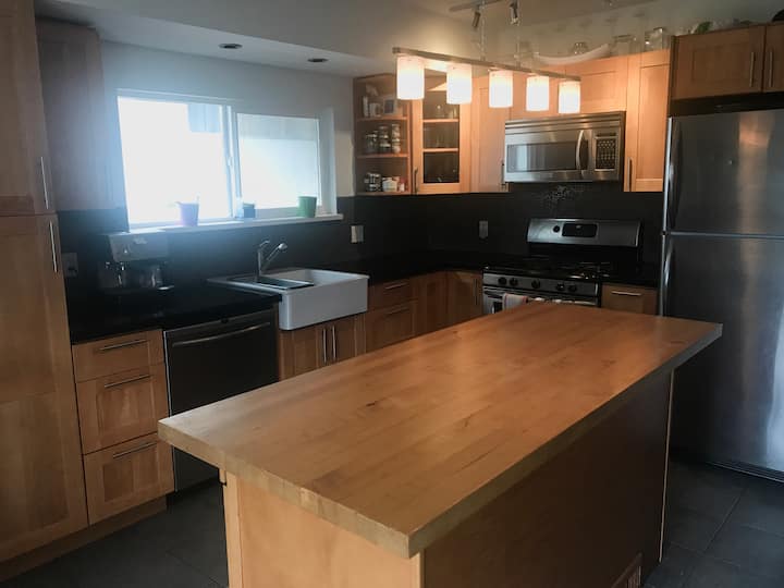 3 Bedroom Family-friendly Home Near Skytrain - North Vancouver