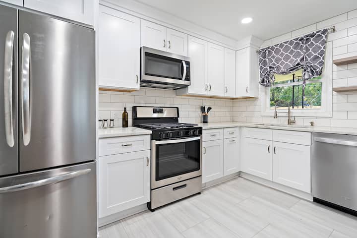 Two Side-by-side Aurora Apts | Perfect For Groups - Aurora, IL