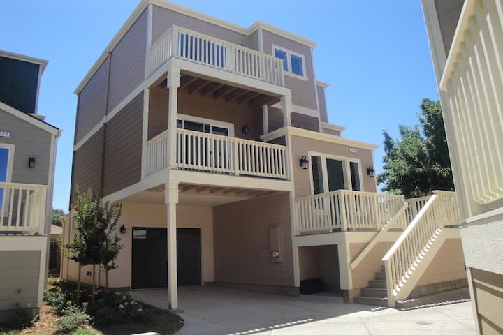 New Modern Cozy 4/3.5 Home - Downtown Pleasanton - Pleasanton, CA