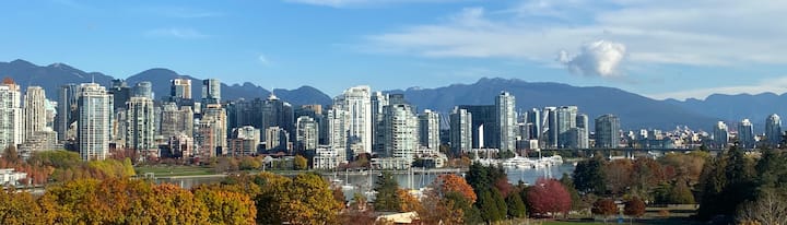 Modern House Overlooking City & Mountain Views - Vancouver