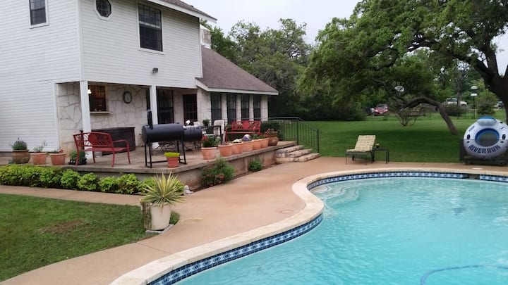 Centrally Located In Dripping Springs With Pool - Dripping Springs, TX