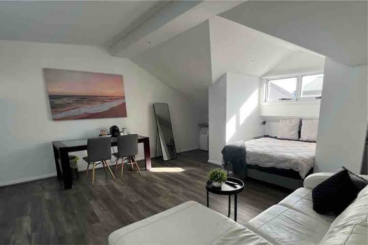 Modern Free Standing Fully Furnished Studio Bondi - Coogee