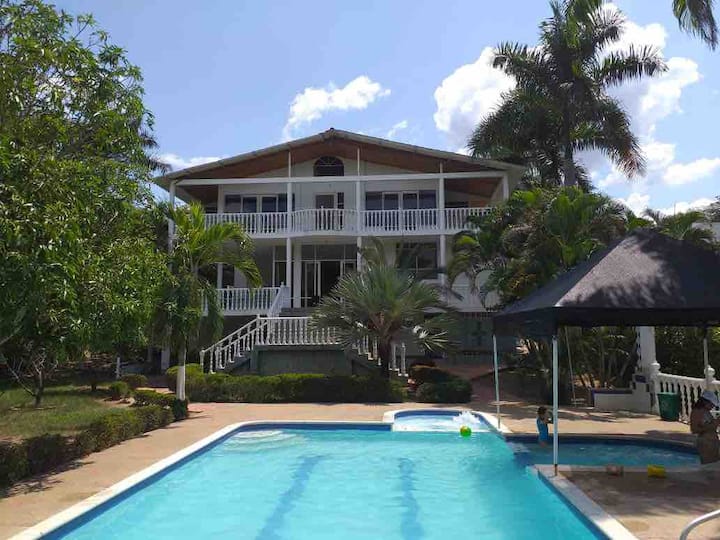 Stunning Spacious Villa - Pool - 6bd - 7bathrooms - Melgar