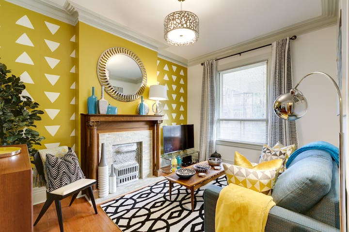 Retro 1bed/1bath Main Floor House; Patio, Parking - Toronto