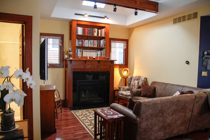 Cozy Victorian With Steam Punk Accents, & Hot Tub - Indianapolis, IN