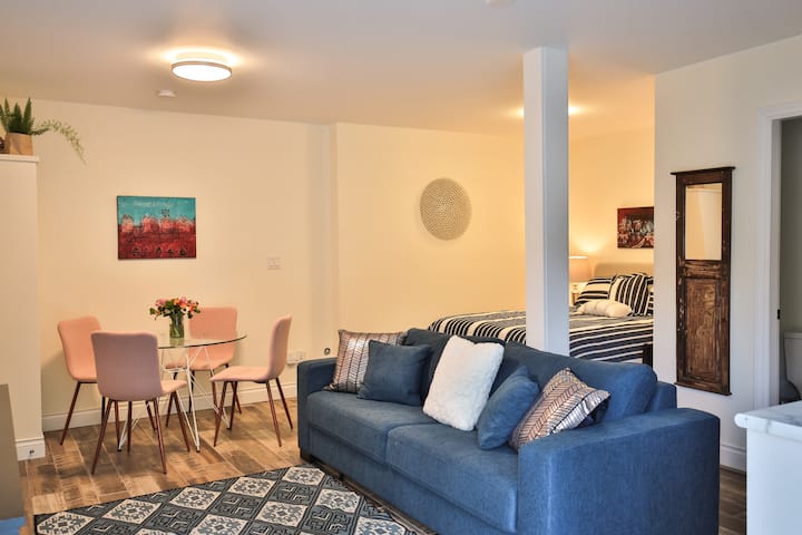 Salt Spring Guest Suites- The Oscar Suite - Galiano Island