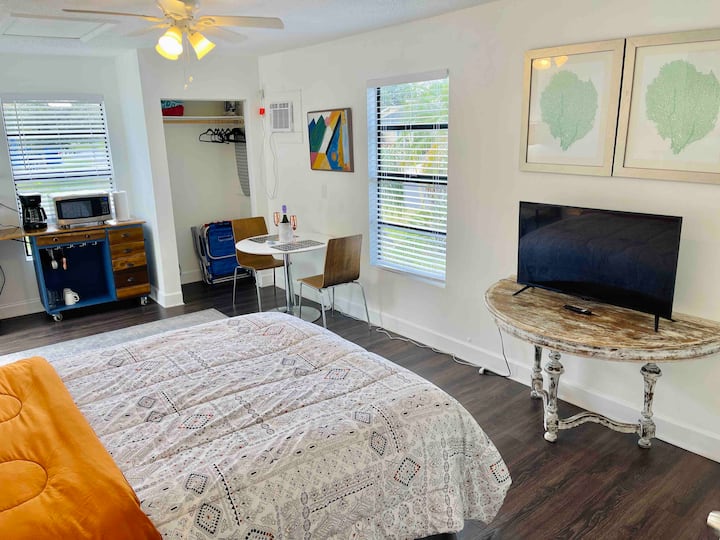 Adorable Private Quiet Guesthouse With Patio - Sarasota, FL