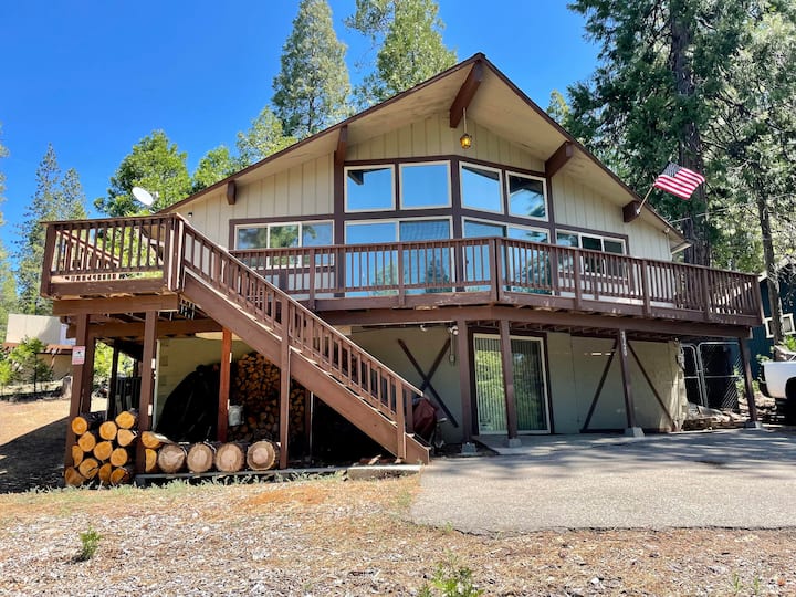 Peaceful Mountain Chalet | Deck With Forest Views - Arnold, CA