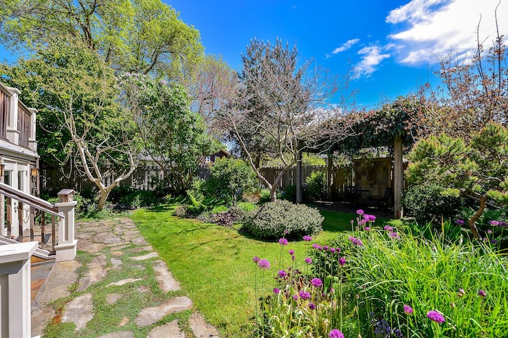 Best Location! Roomy, Close To Beach, Park & City! - Victoria
