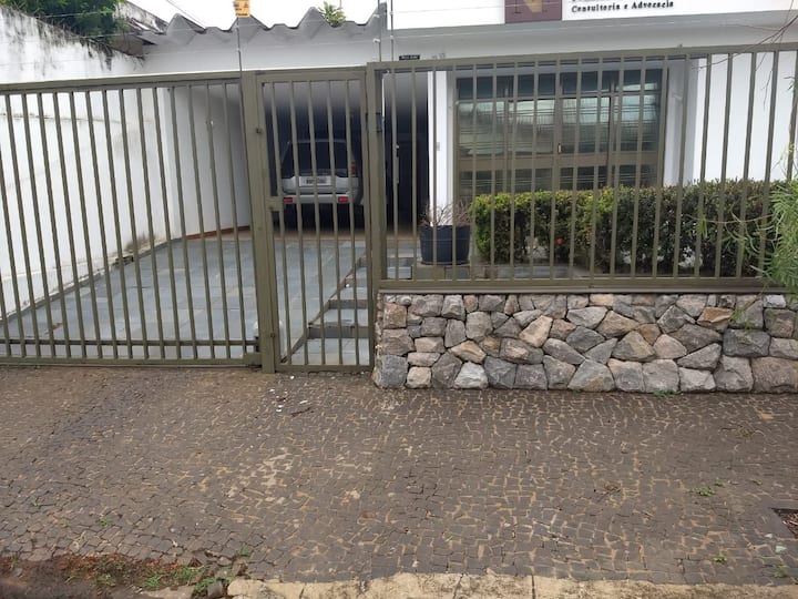 Casa Grande Que Pode Acomodar Até 12 Pessoas. - Goiânia