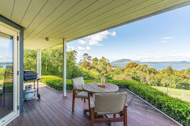 Breathtaking Views Of Lake Taupo - Taupo